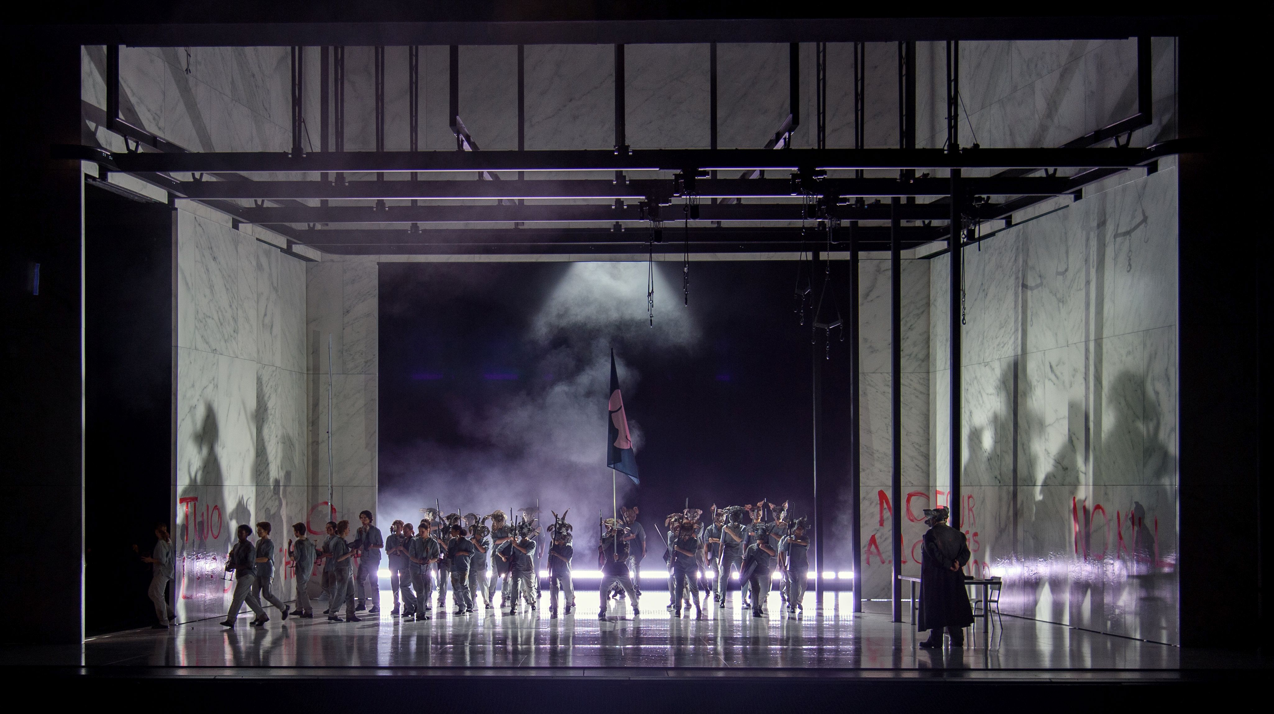 Spectaculaire wereldpremière van Animal Farm | Basia con fuoco