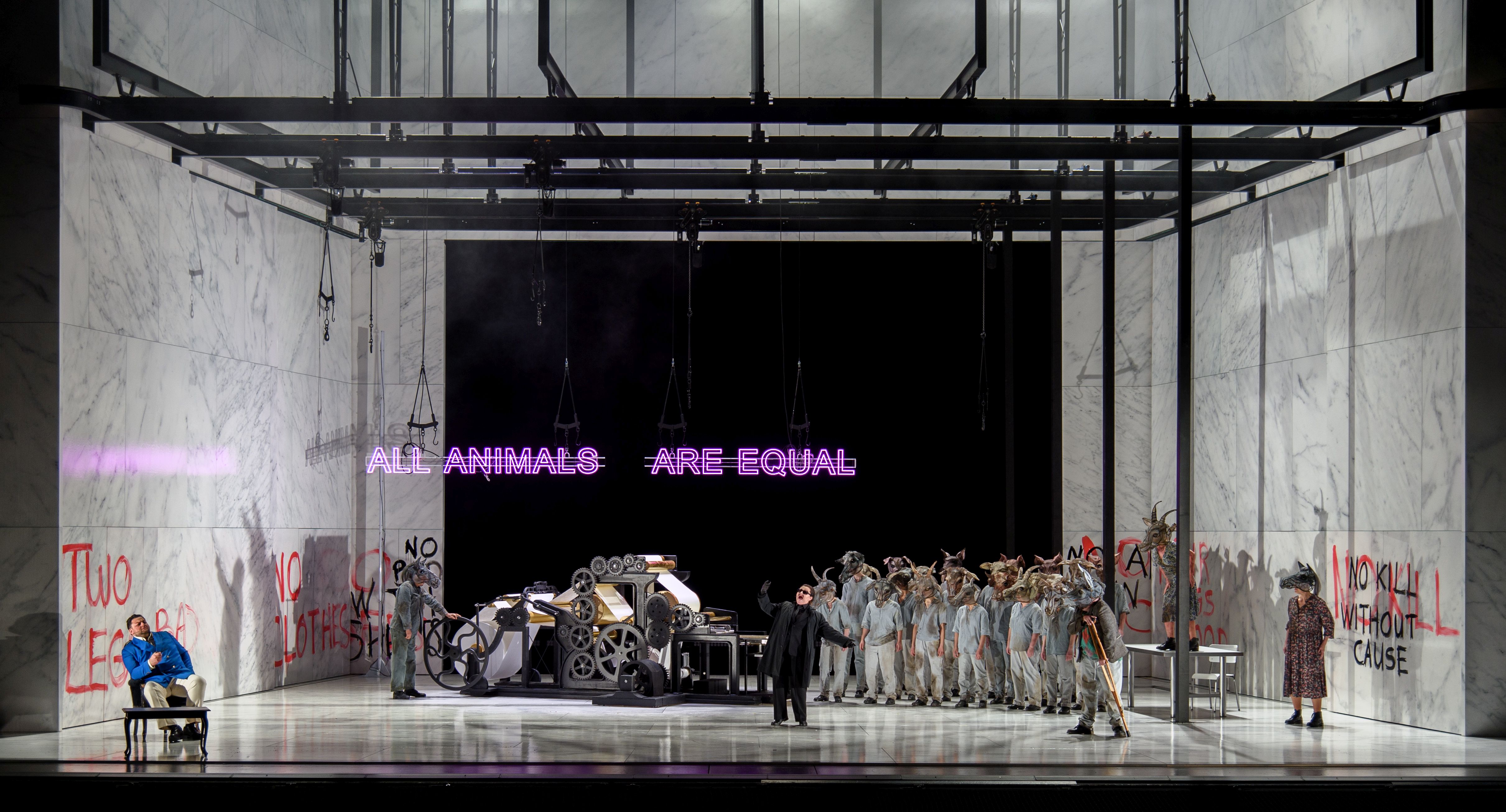 Spectaculaire wereldpremière van Animal Farm | Basia con fuoco