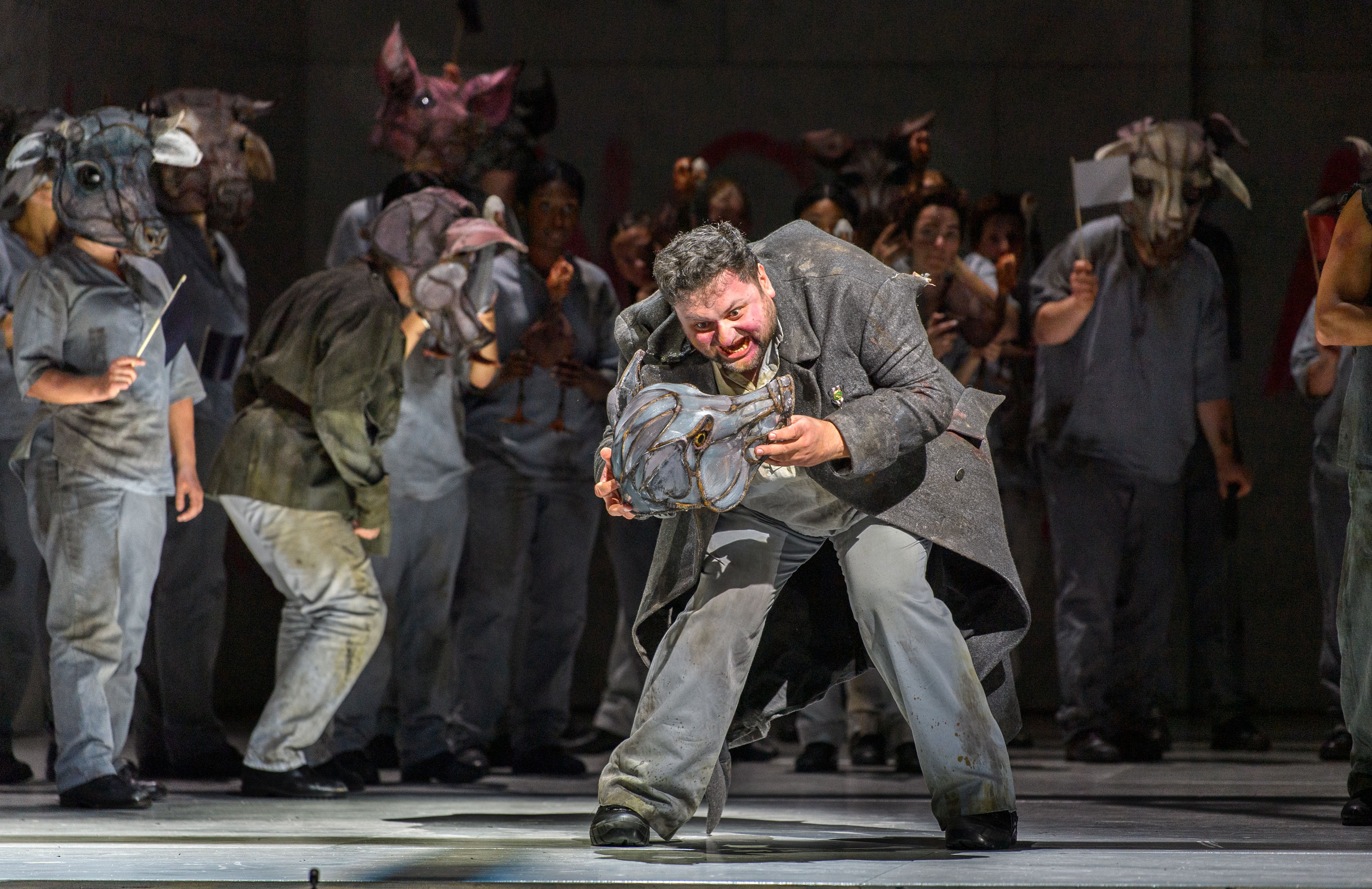 Spectaculaire wereldpremière van Animal Farm | Basia con fuoco